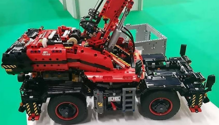 LEGO Technic 42082 Rough Terrain Crane - Bouwsteentjes.info